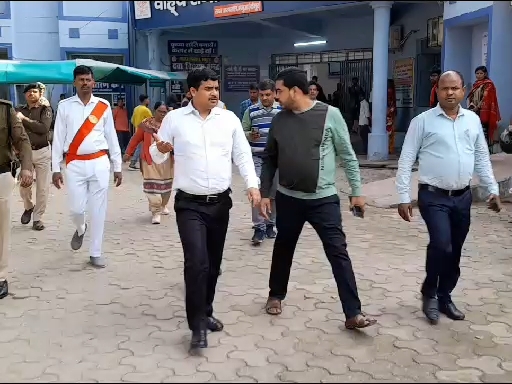Kaimur DM conducted surprise inspection of Sadar Hospital | सदर अस्पताल ...