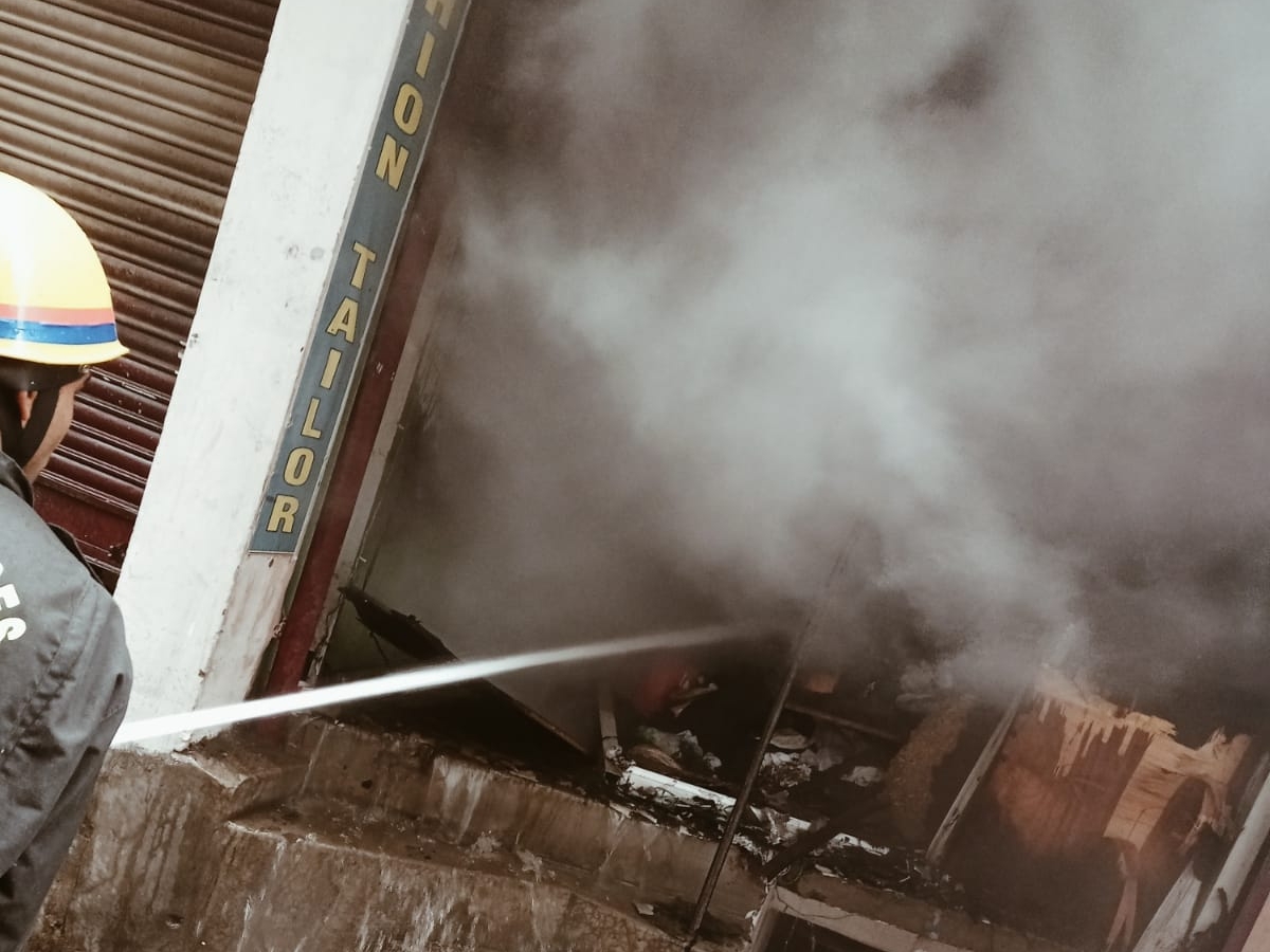 Massive fire breaks out in tailor's shop in Lucknow | लखनऊ में टेलर की दुकान में लगी भीषण आग ...
