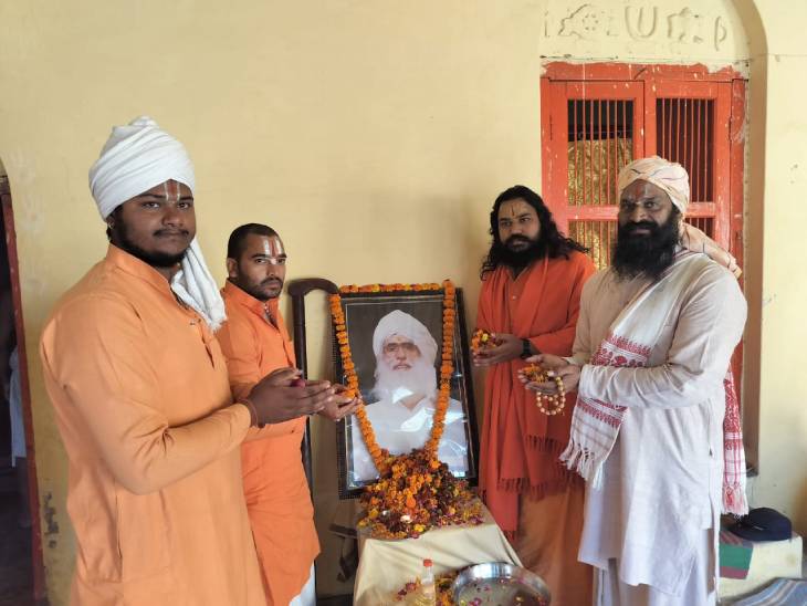 Saints paid tribute to Sankadik Ashram Mahant Kanhaiya Das.Ayodhya ...