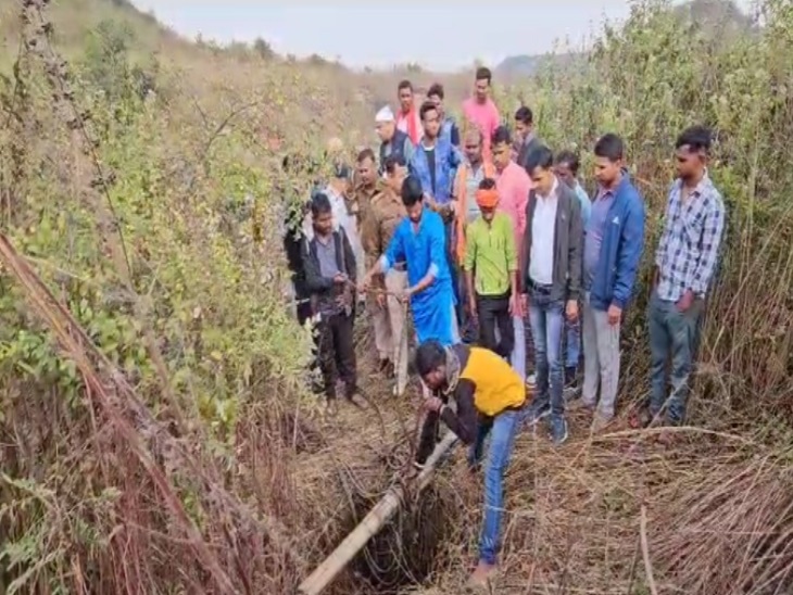 Child fell into pit while plucking plums | बेर तोड़ने के दौरान गड्ढे ...