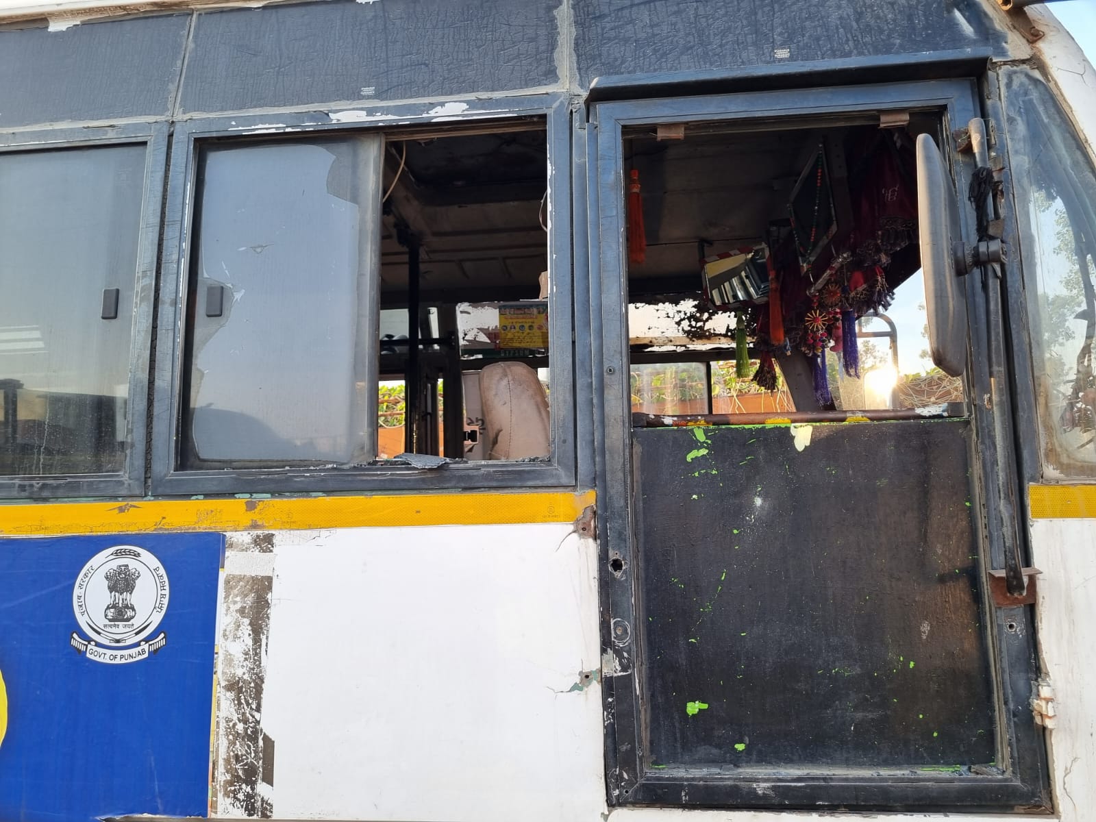 Glass broken by attacking Moga depot bus with rods in Bath Chowk | बाठ ...