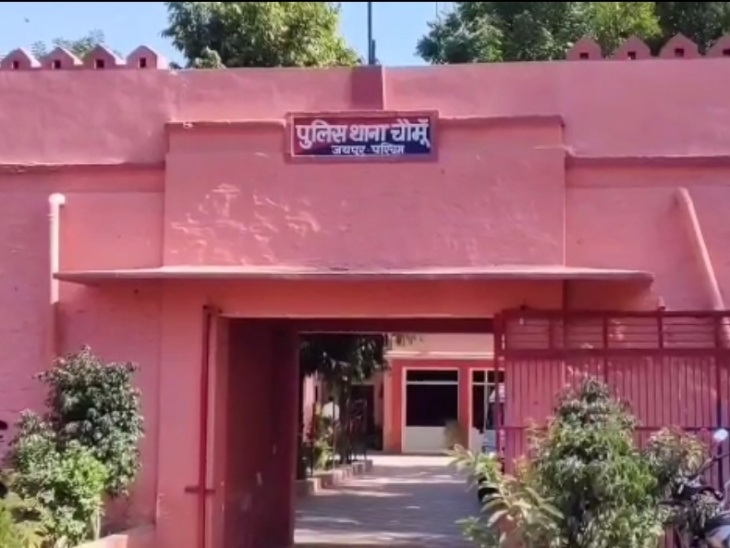 Man committed suicide by hanging himself | व्यक्ति ने फंदे से लटककर ...