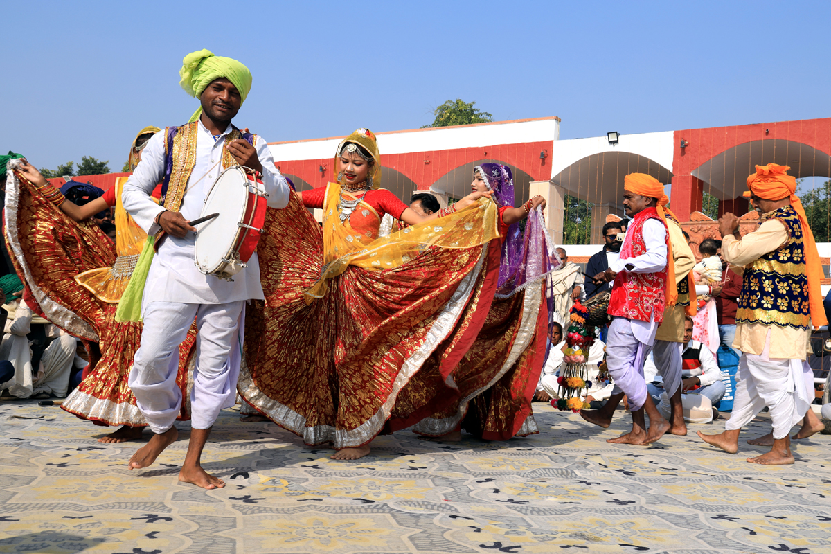 The sound waves of musical instruments and the folk music of India ...