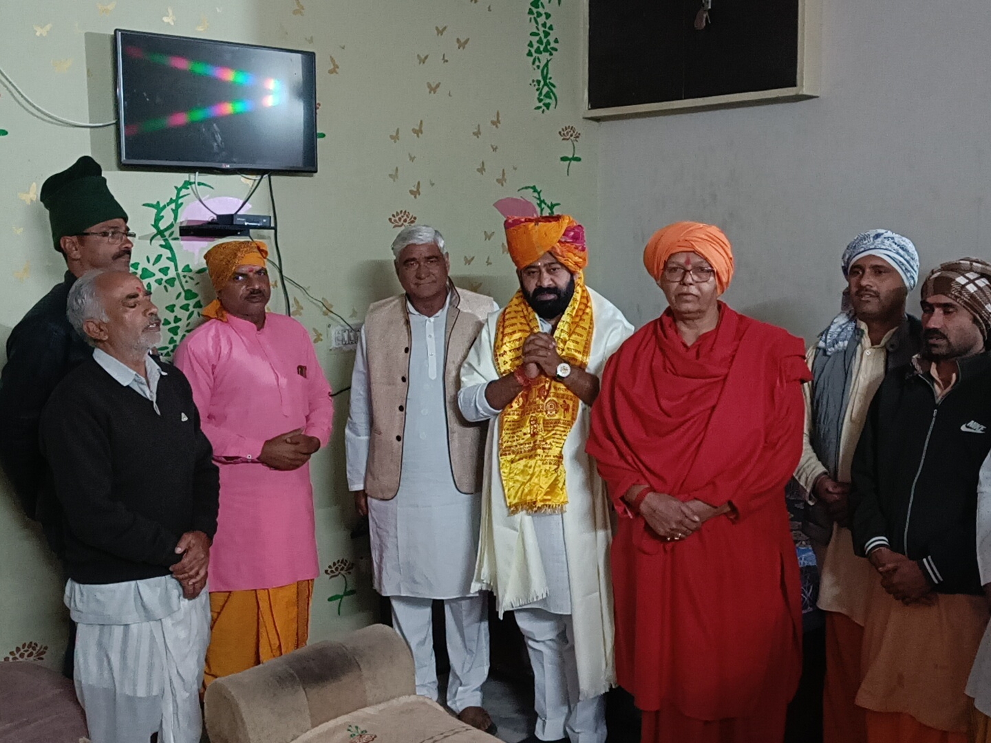 UP MLA Lakshmi Raj Singh reached Siddh Baba's garden | यूपी विधायक ...