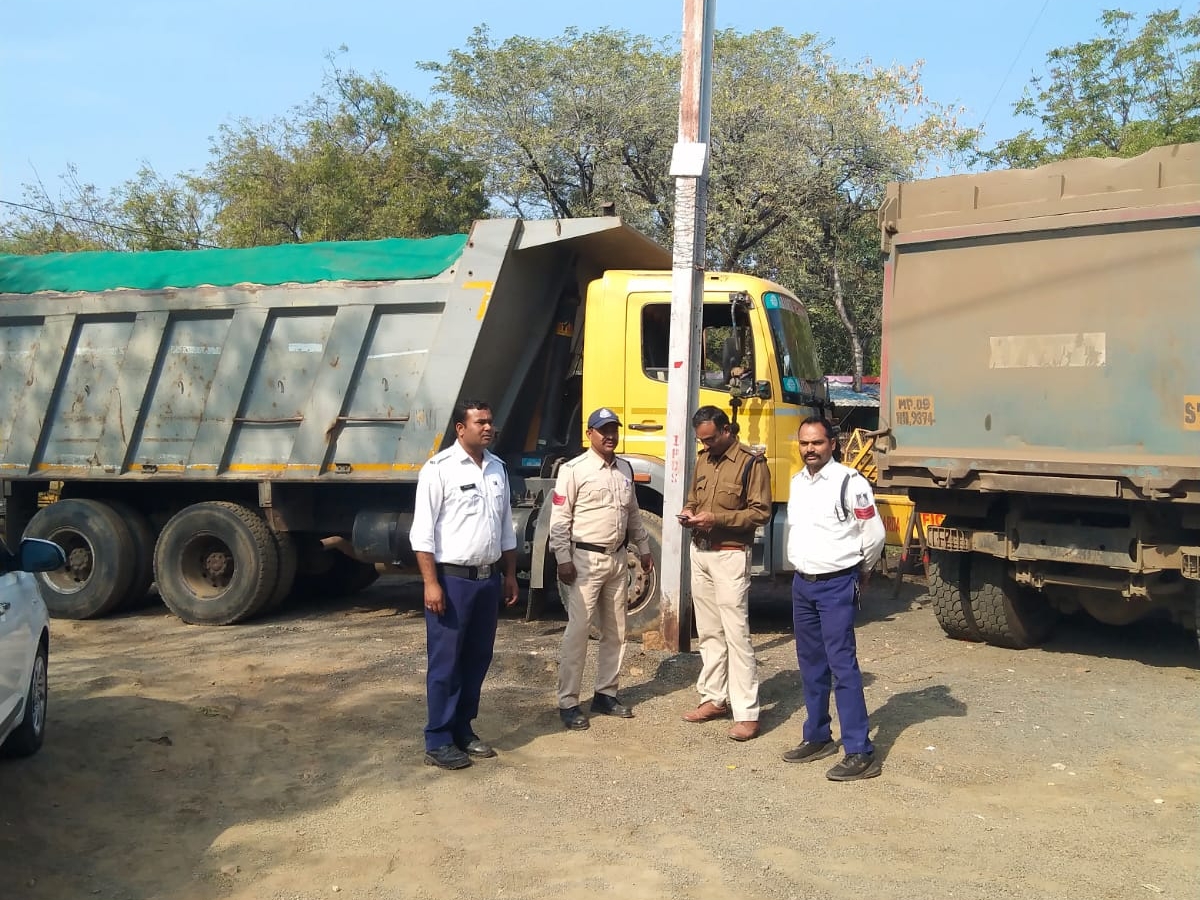 6 dumpers overloaded with sand seized | रेत के ओवरलोड 6 डंपर जब्त ...