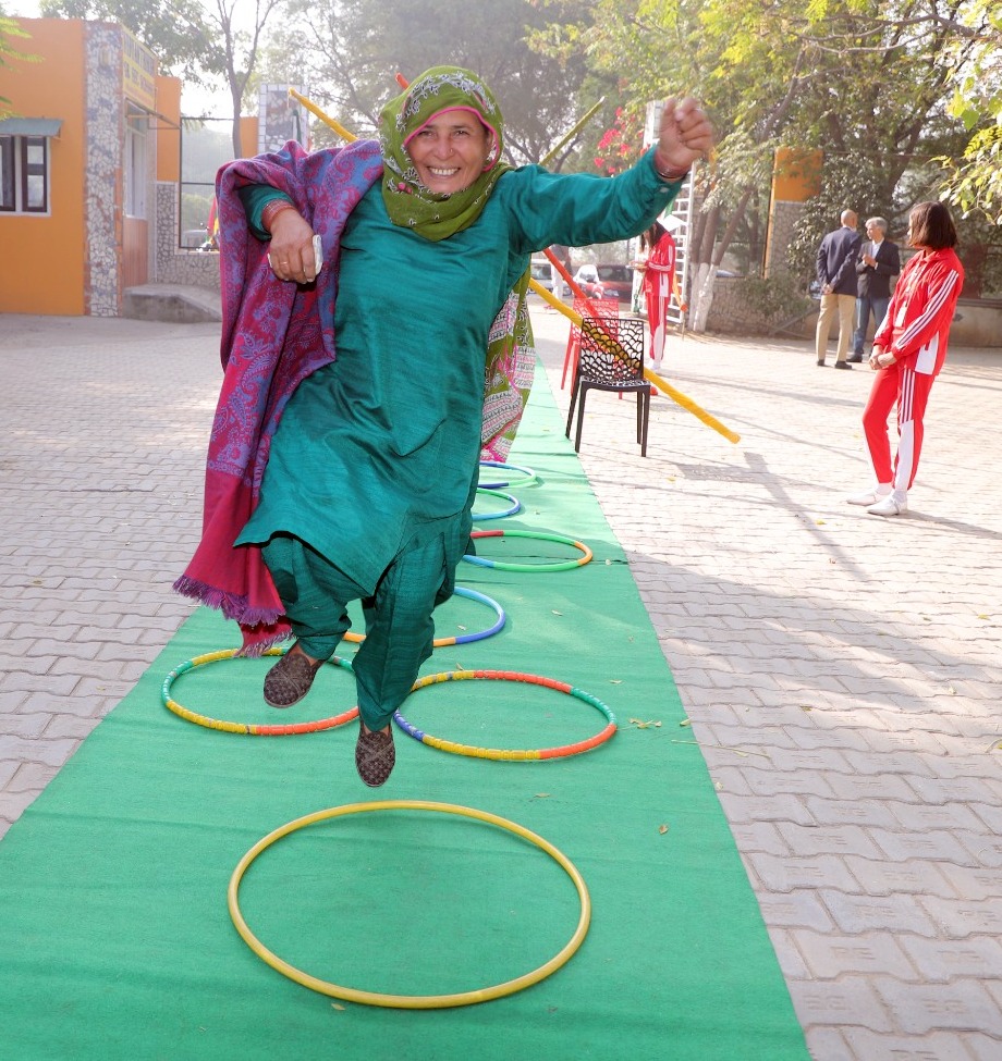 50 m. Parents participated in race, blind fold, one leg race | 50 मी ...