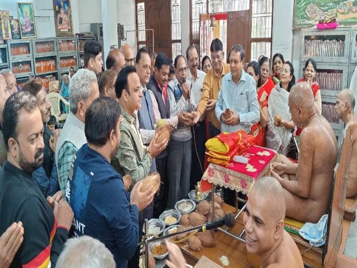 Auspicious entry of Acharya Viharsh Sagar Maharaj Sangh in Indore ...