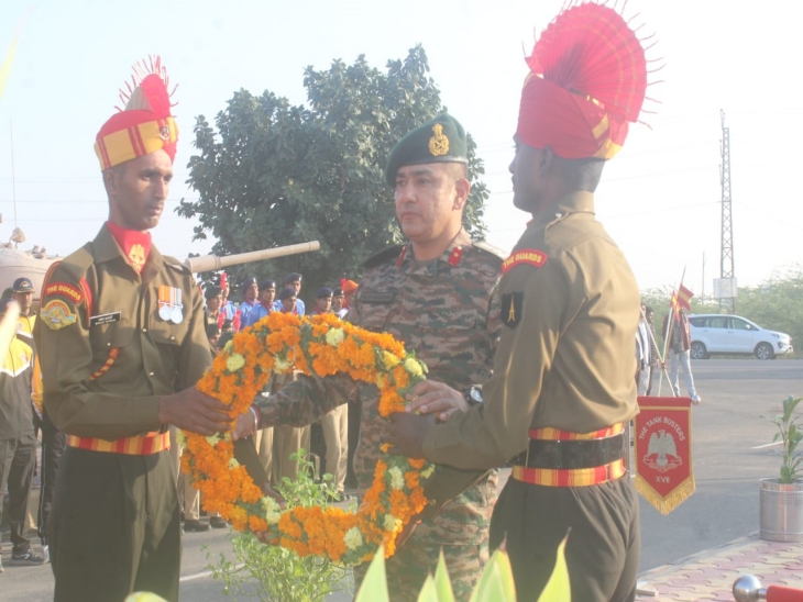 Floral tribute offered to the statue of Late Lieutenant General Hanut Singh