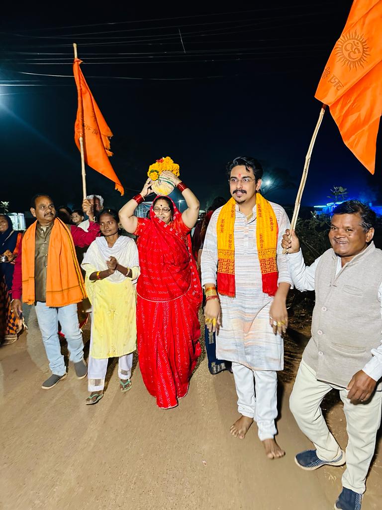 Ram Devotees Showered Flowers And Burst Crackers On Akshat Kalash