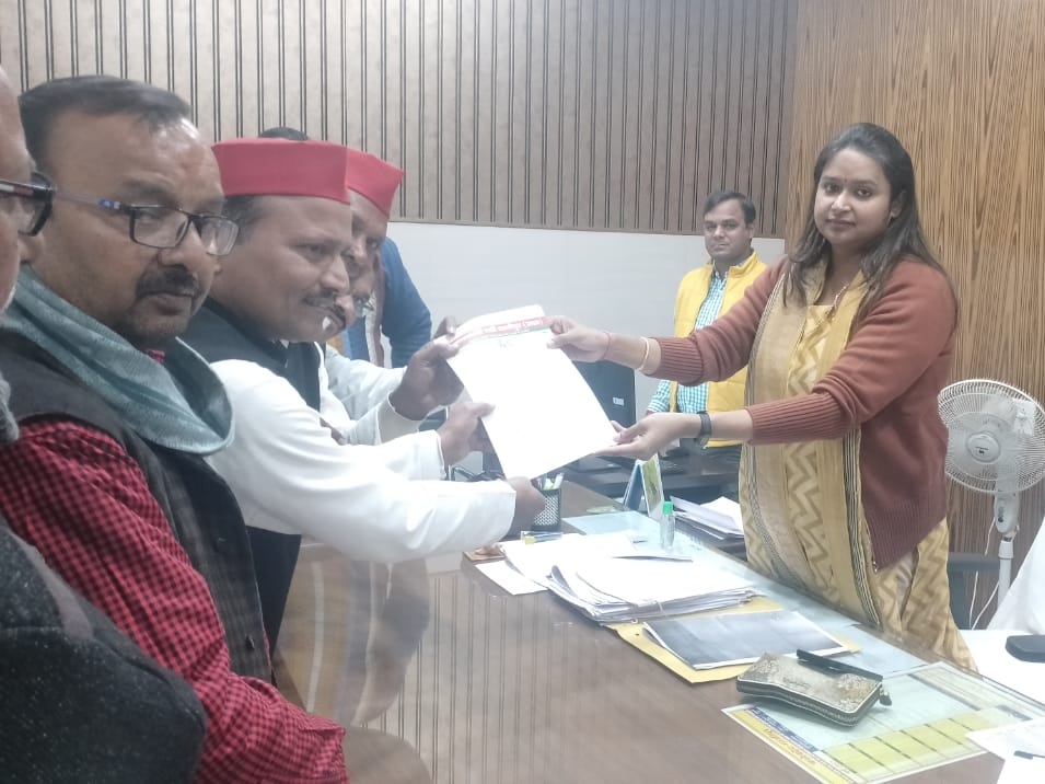 SP met DM-SP in Ghazipur | गाजीपुर में डीएम-एसपी से मिले सपाई: नपं ...