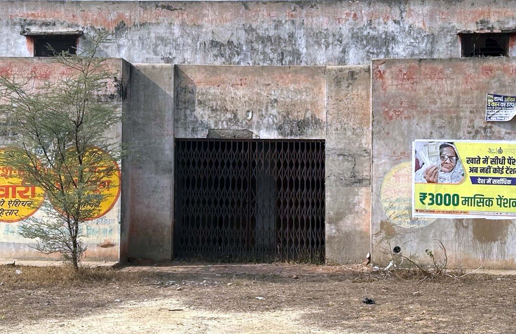 Farmers of Dobhi village have to go to other villages for fertilizer ...