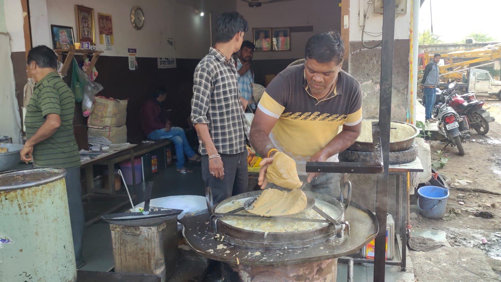 Neemuch Totla Namkeen Bhandar Story; Totla Papdi Recipe | MP Zayka ...