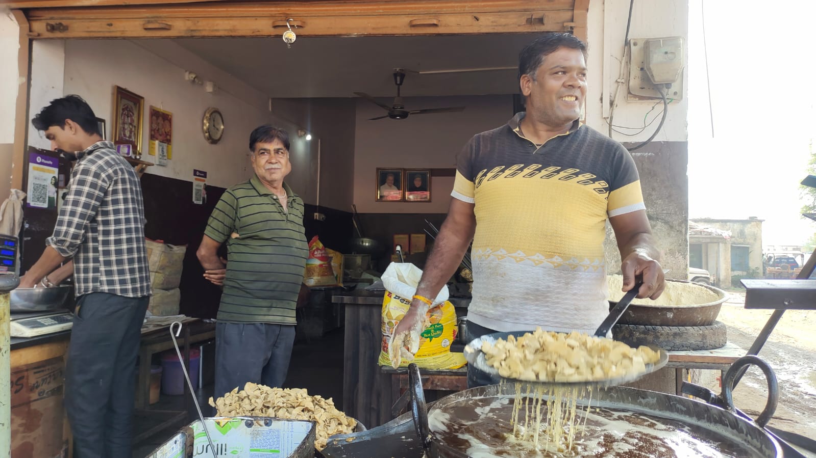Neemuch Totla Namkeen Bhandar Story; Totla Papdi Recipe | MP Zayka ...