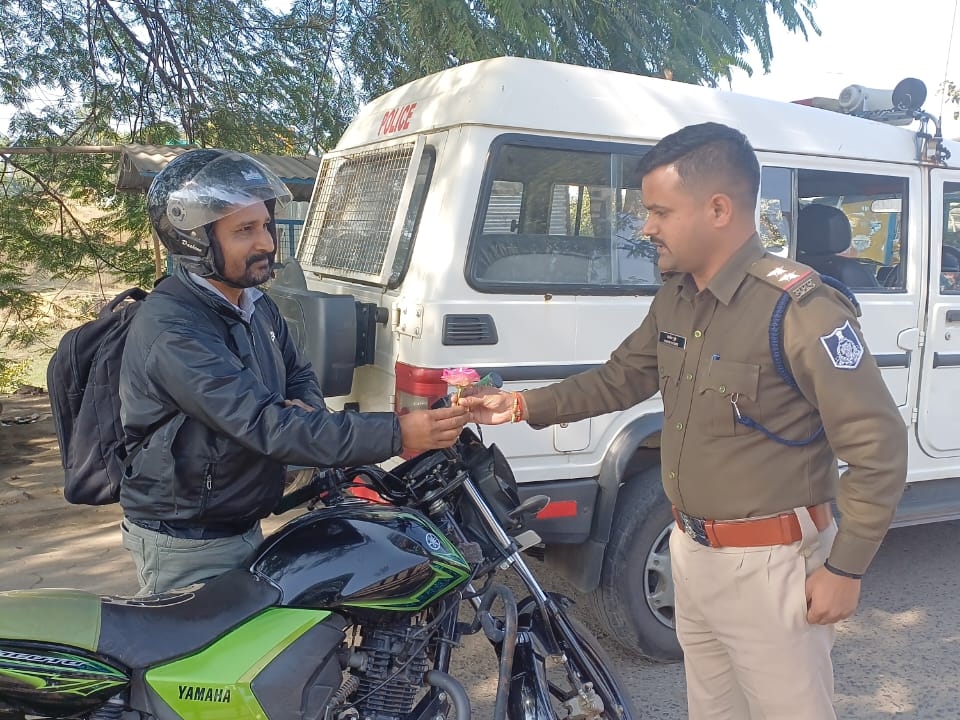 Traffic police launched checking campaign | यातायात पुलिस ने चलाया ...