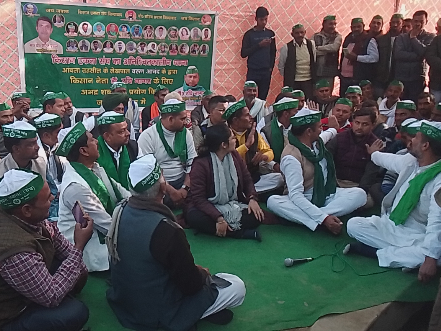 Uproar among farmers angry over lekhpal's rude behavior in Amla | आंवला ...