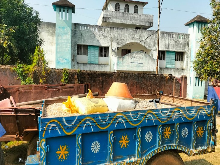 Two vehicles loaded with illegal garbage seized | अवैध ढिबरा लदा दो ...