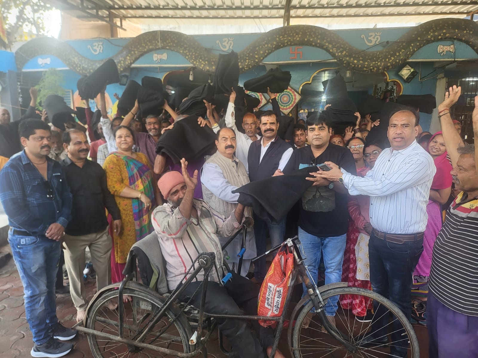 The organization Matribhoomi distributed warm clothes in Indore ...
