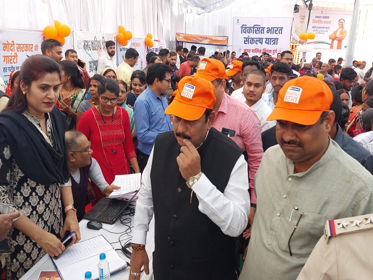 MP Vijay Baghel clicked selfie with Modi | सांसद विजय बघेल ने मोदी के ...