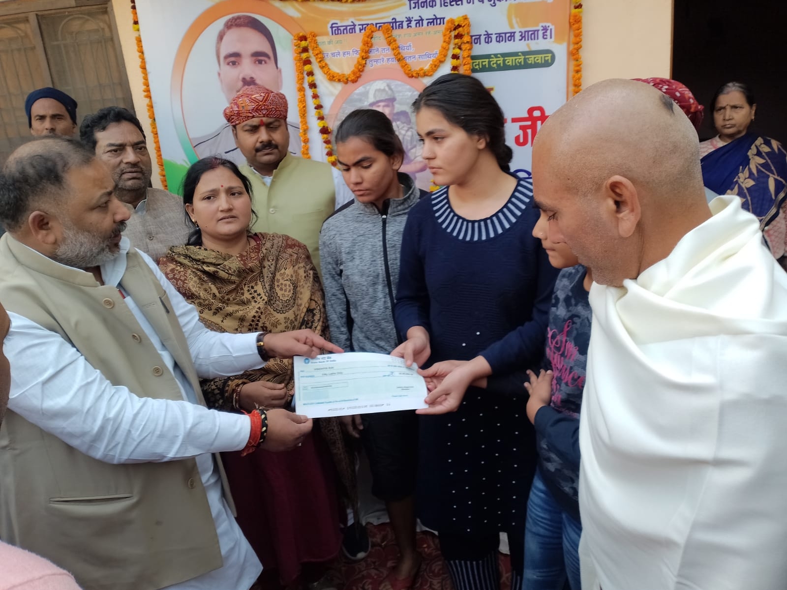 Transport Minister Dayashankar Singh reached the village of martyr ...