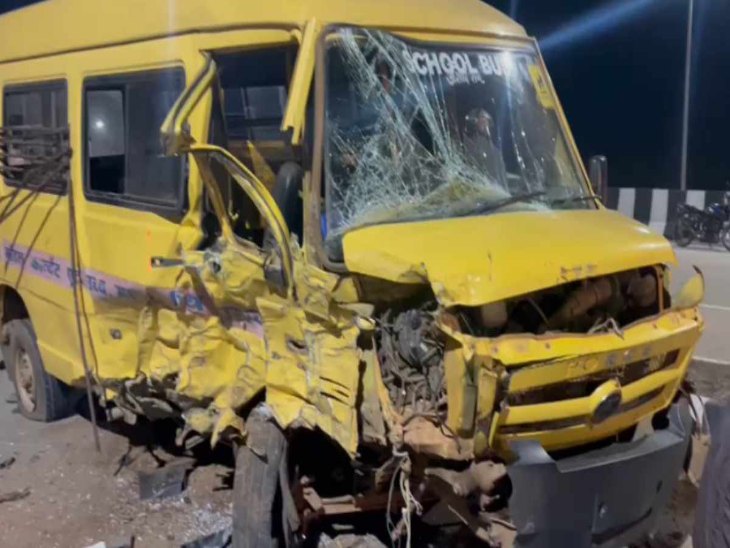 School bus and Scorpio collide, teacher's leg broken | स्कूल बस और ...