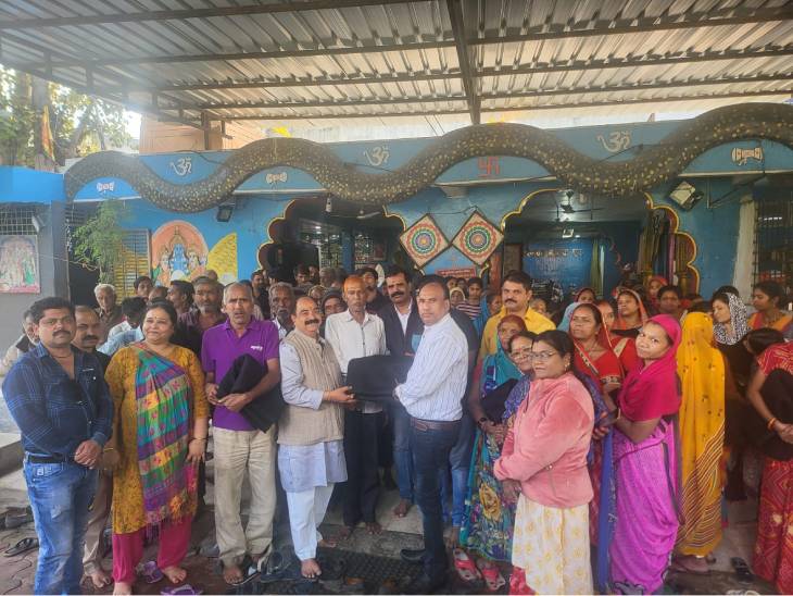 The organization Matribhoomi distributed warm clothes in Indore ...