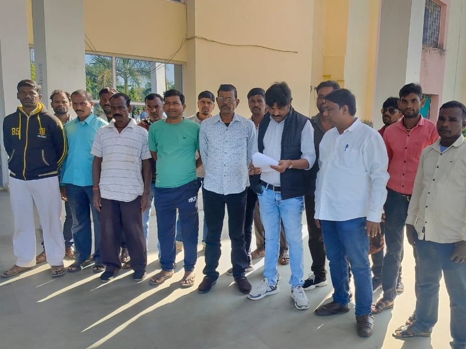 Hamal workers submitted memorandum | हमाल मजदूरों ने सौंपा ज्ञापन ...