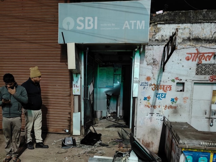 SBI ATM vandalized | SBI के एटीएम में की तोड़फोड़: कार में सवार होकर आए ...
