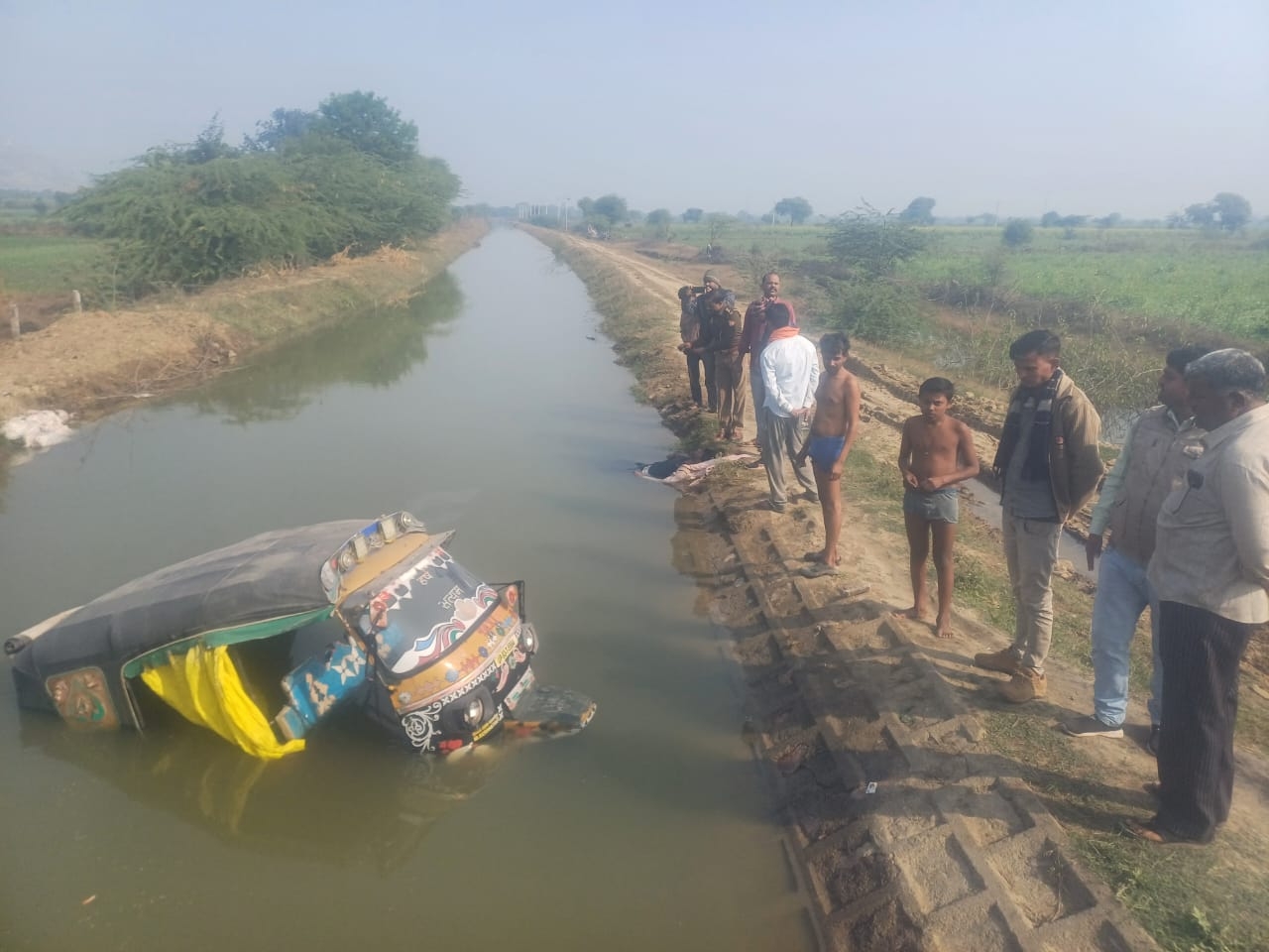 Youth drowned in canal along with auto in Mahoba: Police pulled out the ...