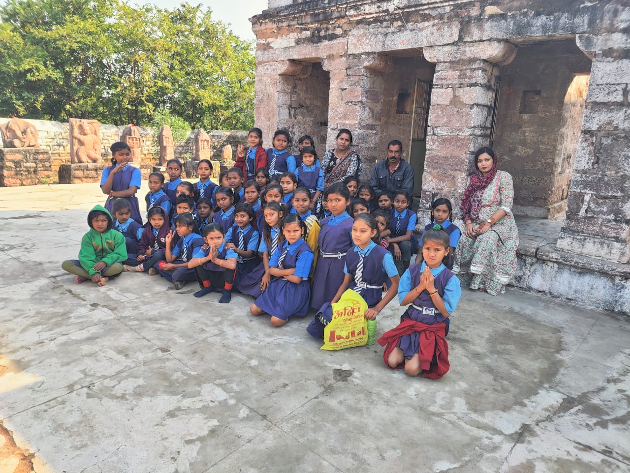 Devkar students took educational tour of ancient temples | देवकर के ...