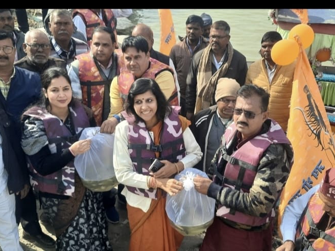 One lakh fish fingers were floated in Saryu river | सरयू नदी में एक लाख ...