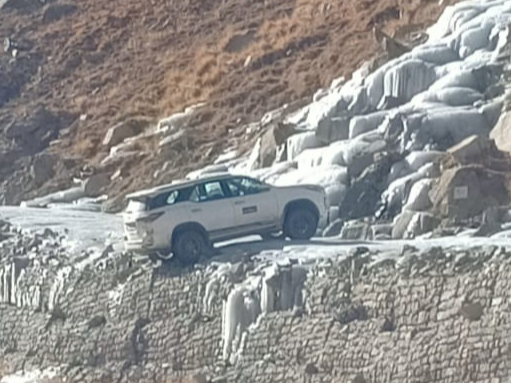 Tourists stranded in Lahaul Spiti rescued | हिमाचल के लाहौल-स्पीति से 5 पर्यटक रेस्क्यू: बर्फ पर ...