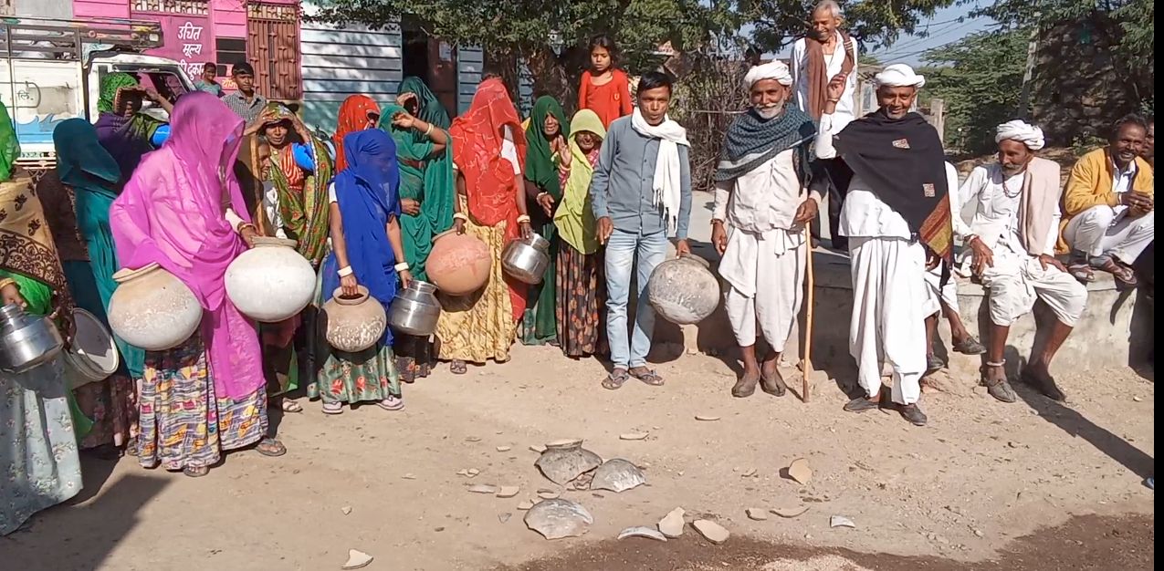 Water is not available in Dingar, pots are broken | डिंगार में पानी ...