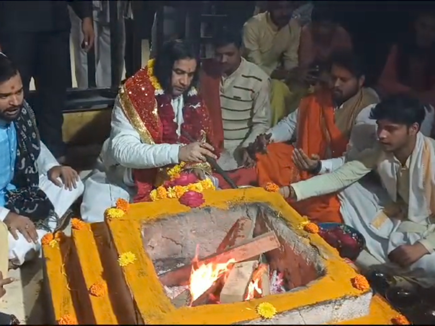 Famous storyteller Devaki Nandan reached Nalkheda | प्रसिद्ध कथावाचक ...