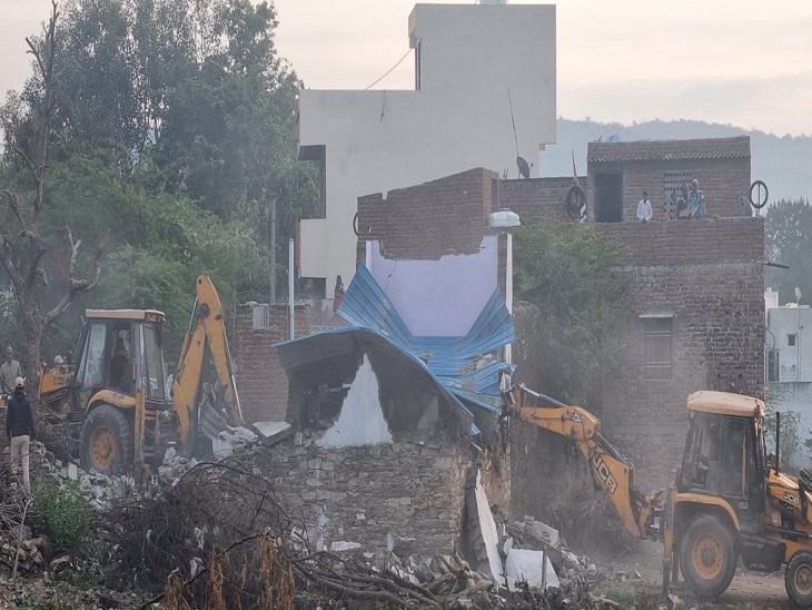 Houses and shops built on UDA land | UDA की जमीन पर बना दिए मकान और ...