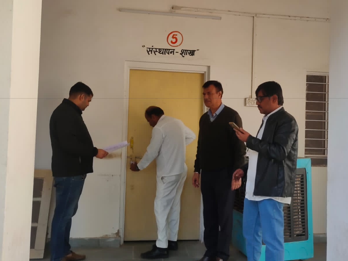 PWD office seized on ADJ court order | ADJ कोर्ट के आदेश पर PWD का ऑफिस ...