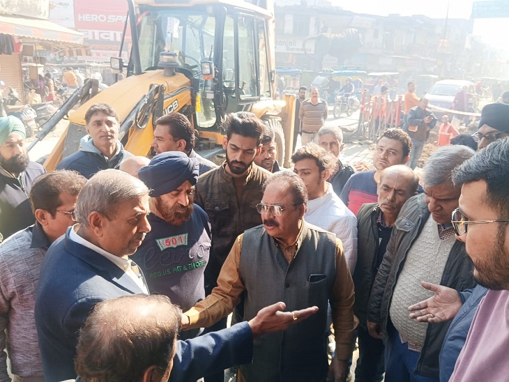 Drain construction work halted in Nehru Market due to protest | विरोध ...