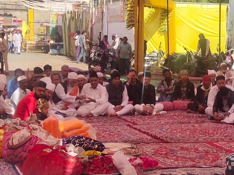 Dhar Urs started by presenting Chadar Sharif | चादर शरीफ पेश कर हुआ धार ...