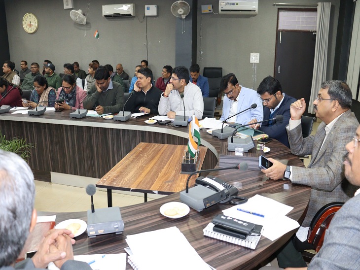 Azamgarh DM Vishal Bhardwaj held review meeting | आजमगढ़ DM विशाल ...