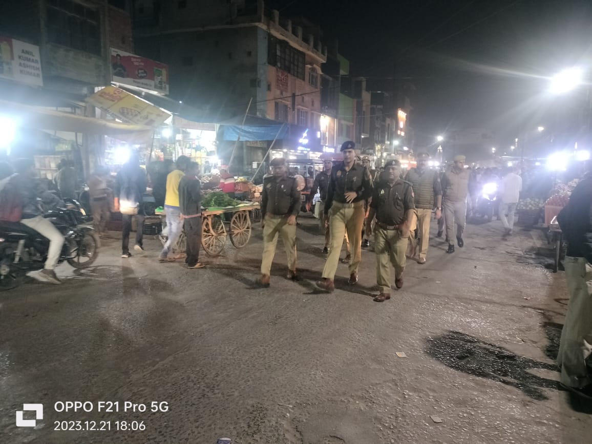 SP Kasganj patrolled the city on foot late night | एसपी कासगंज ने शहर ...