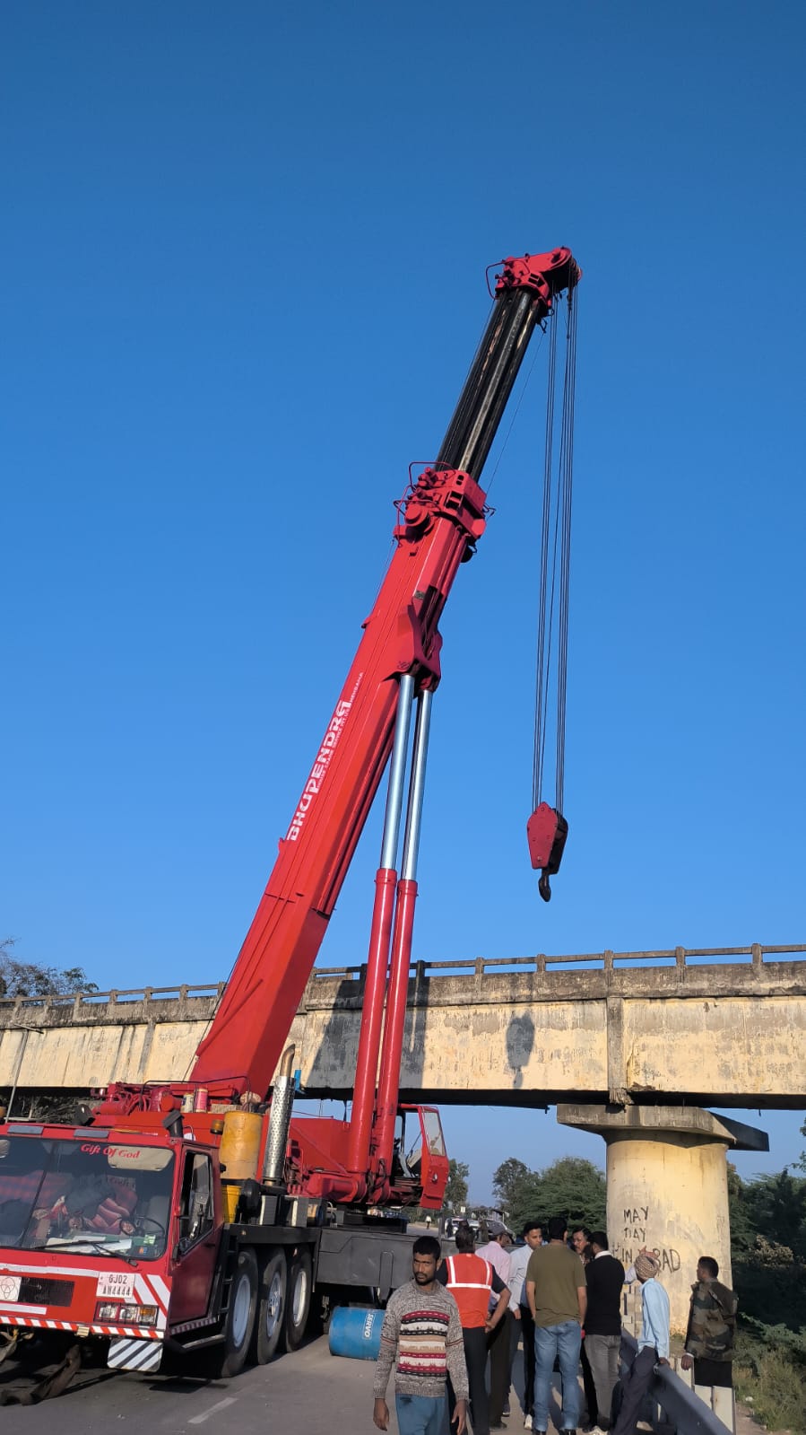 Heavy truck removed with hydro crane, vehicles passed through one-way ...