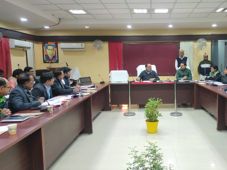 DM held meeting in Amethi | अमेठी में डीएम ने की बैठक: राजस्व कार्यों ...