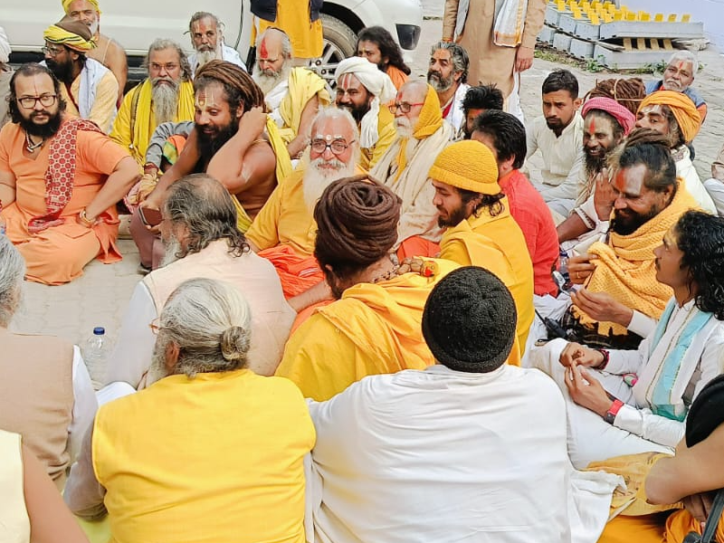 Satua Baba fell at the feet of the fair official and started crying ...