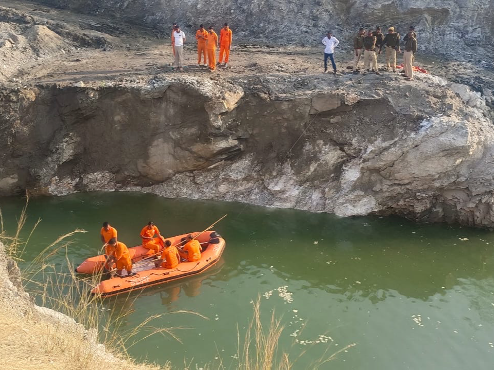 Farmer fell into mine due to soil collapse | पानी से भरी खदान में डूबा किसान: मिट्टी ढहने से हुआ ...