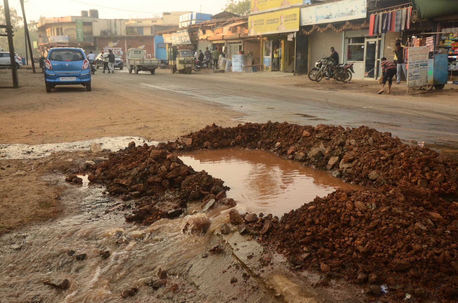 Thousands of liters of water flowed from the pipeline in Mandi Bypass ...