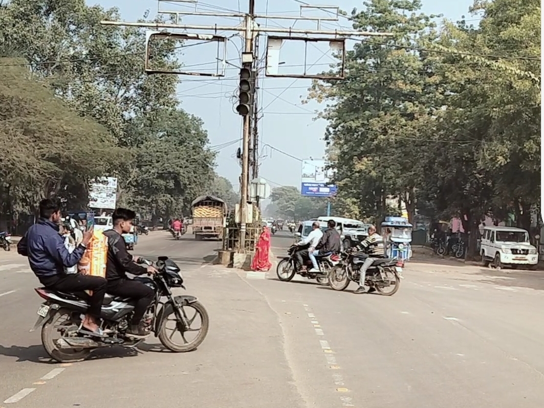 There is a possibility of accident near Madhavnagar Gate | माधवनगर गेट ...