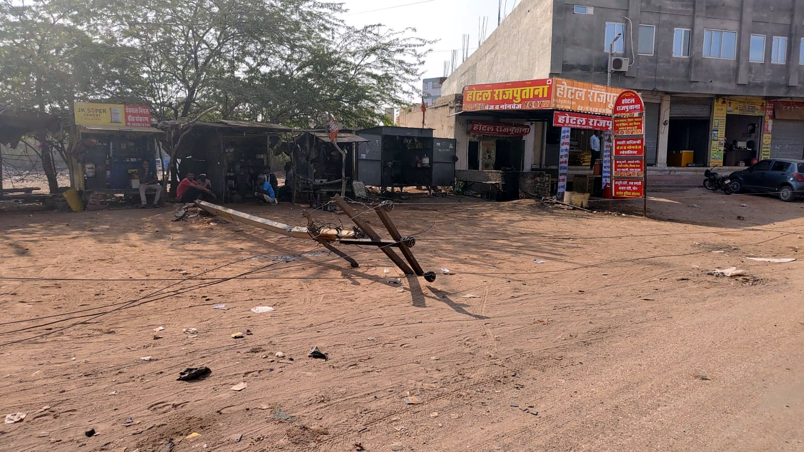 Electric pole fell, accident averted | बिजली का पोल गिरा, हादसा टला ...