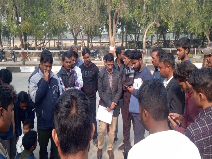 Lucknow - Manu Smriti burnt in BBAU, involved students denied entry in ...