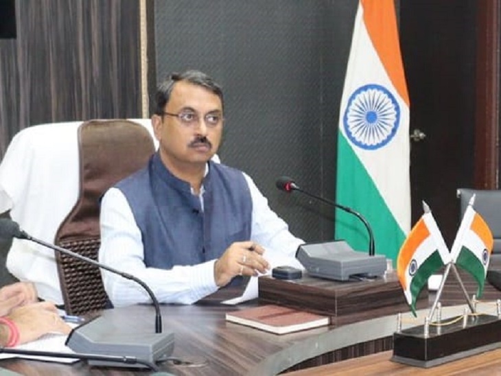 Azamgarh DM Vishal Bhardwaj's claim | एक साल में तीन लाख शिकायतों का ...