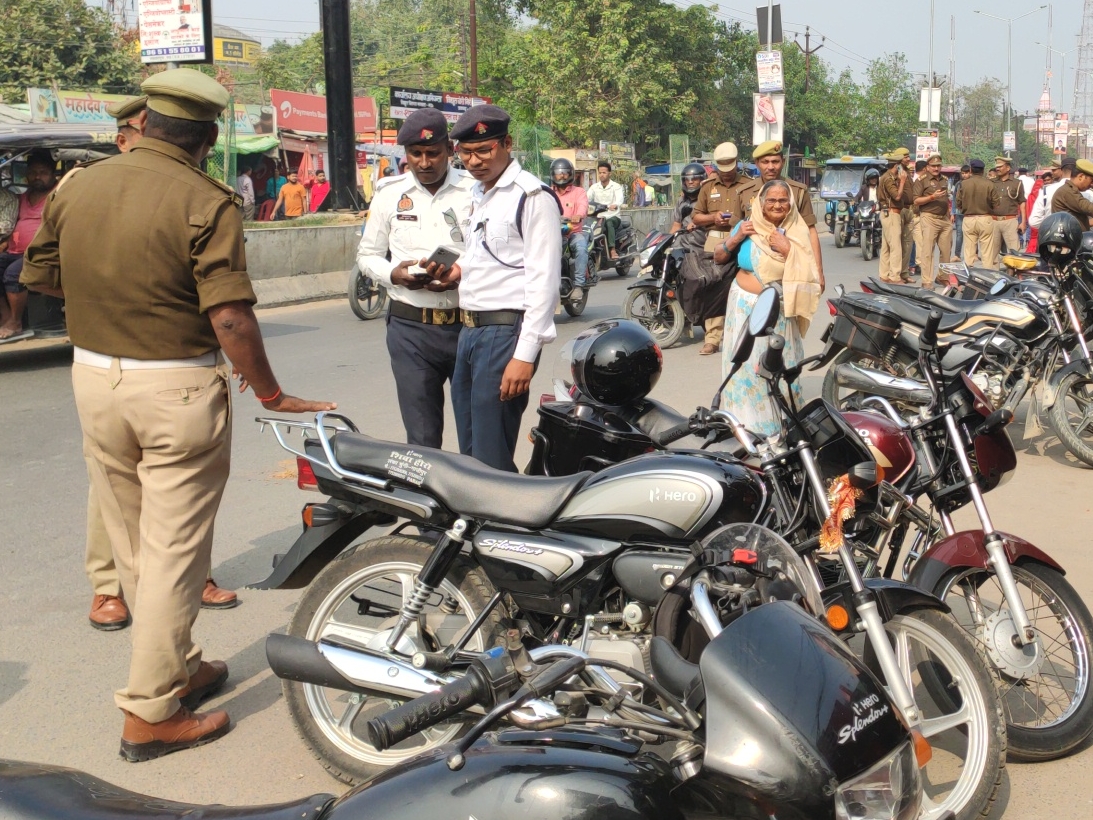 Checking campaign under Road Safety Fortnight in Mau | मऊ में सड़क ...