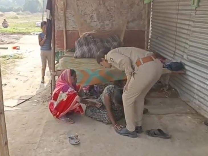 4-year-old girl falls into 12-feet deep pillar pit | 12-फीट गहरे पिलर ...